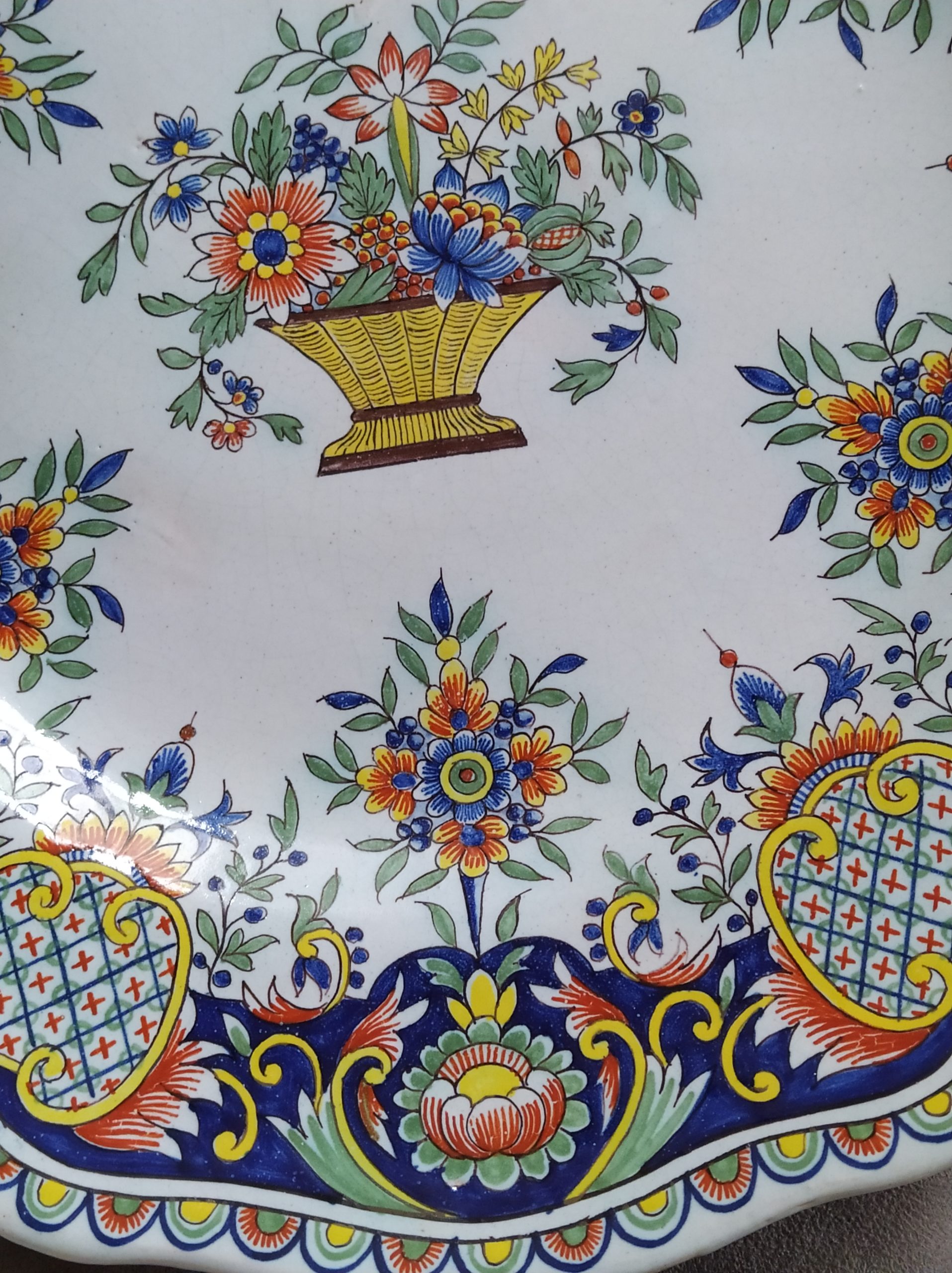 Ancien plat en faïence de Rouen - Fanelli curiosités - objets d'art ...